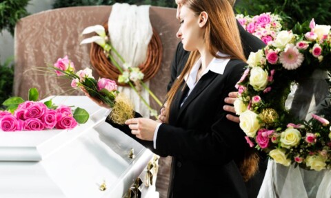 Jak się ubrać na pogrzeb latem? Sprawdź ogólne zasady